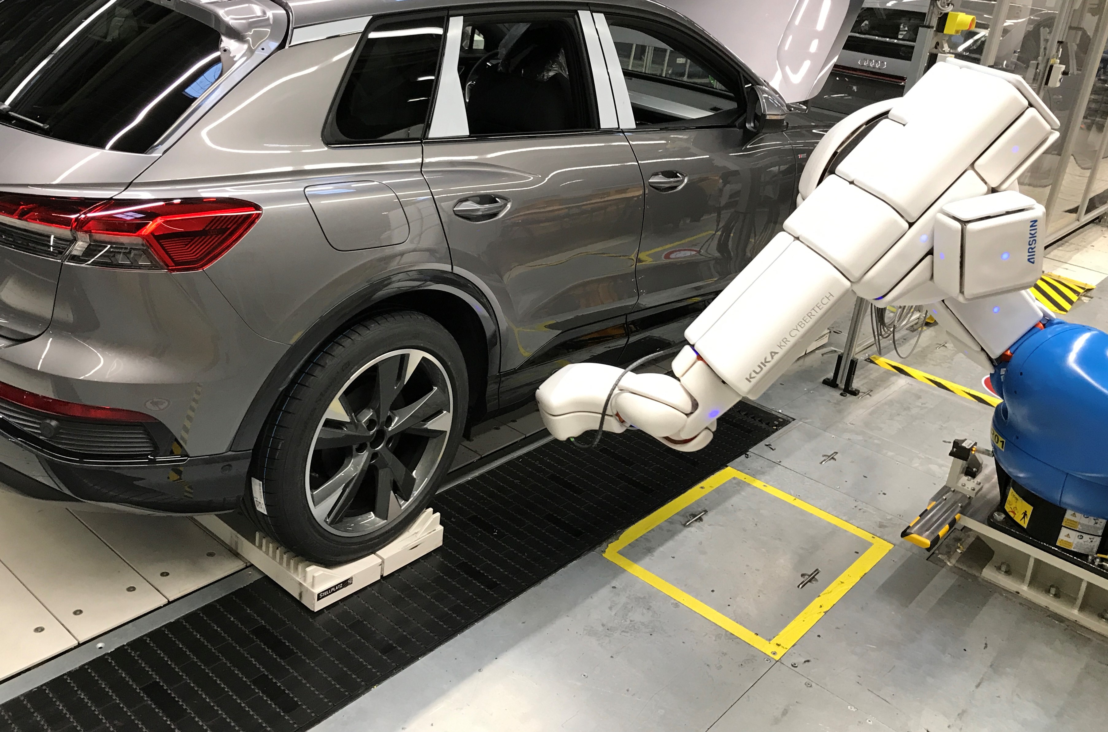 AIRSKIN® for fenceless assembly robot applications